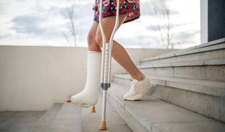 Cómo andar con muletas paso a paso - Blog de Ortopedia Mimas